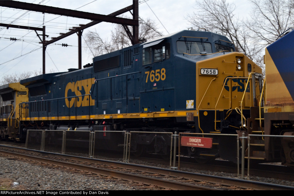 CSX C40-8W 7658 on X792